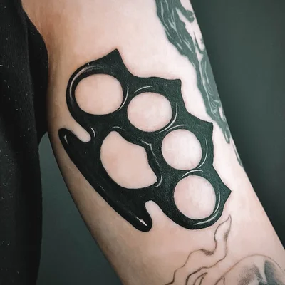 Tatuaż Kastet: Znaczenie, Wzory i Inspiracje | VeAn Poland