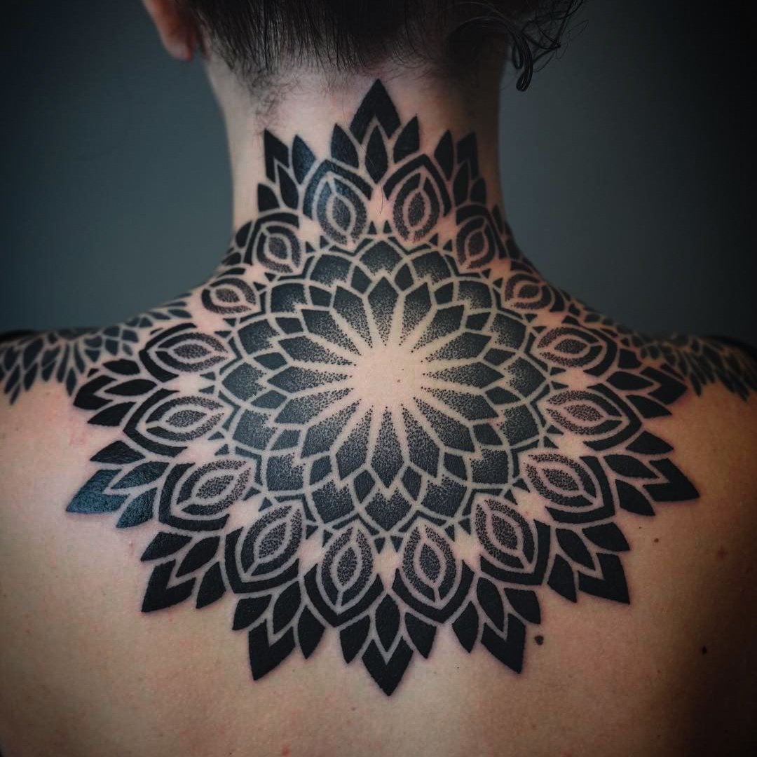 Damskie tatuaże na plecach: cechy, poziom bólu i popularne opcje ...