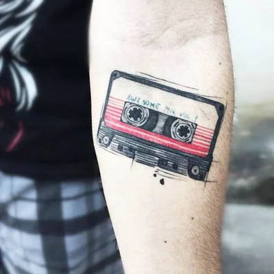 Tatuaż Kaseta: Znaczenie, Wzory i Inspiracje | VeAn Poland